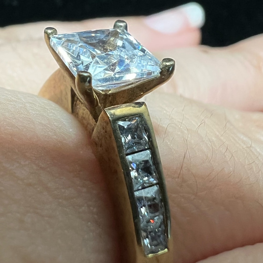 925 Cn Stamped Gold Toned Ring - Gem